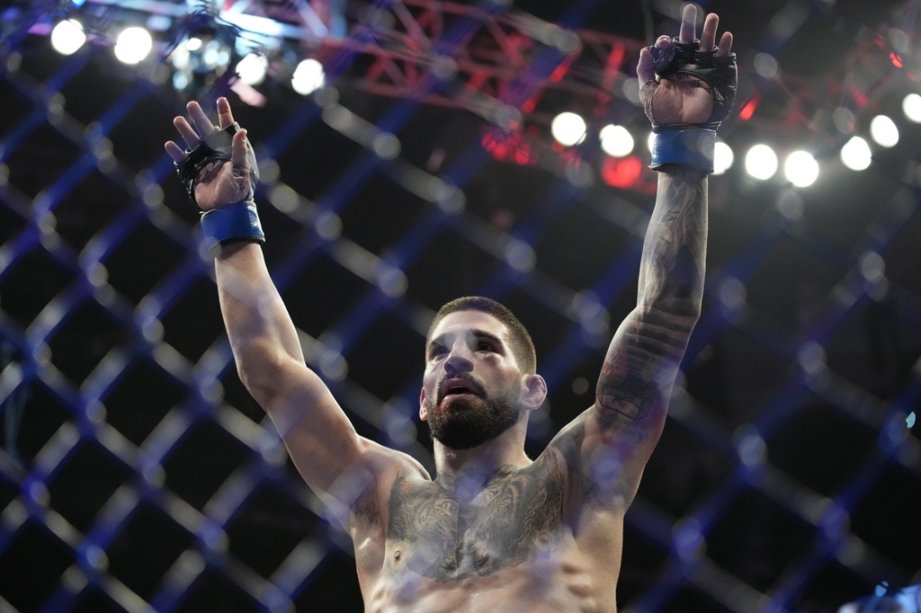 Topuria makes first featherweight title defense against Holloway at UFC ...